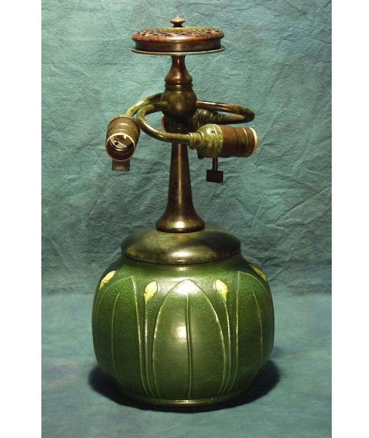 Leaf & Bud Pottery Base